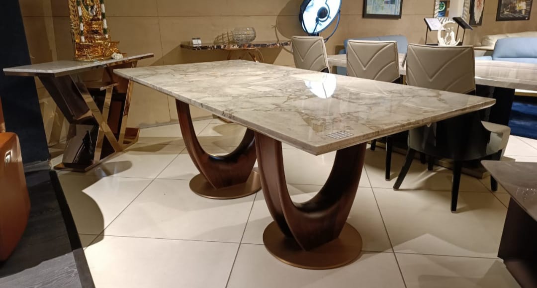 Classy And Glamourous Dining Table For This Winter